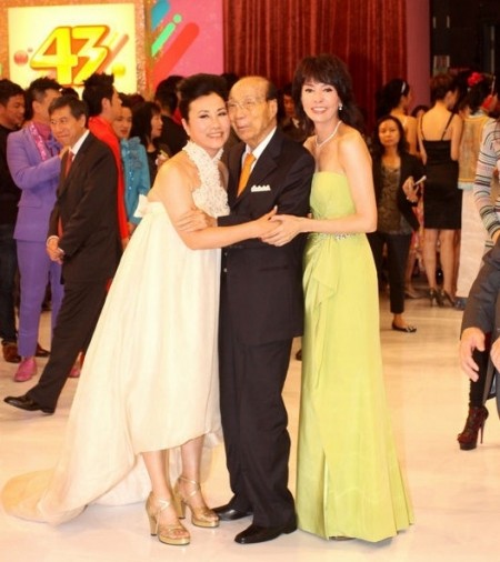 TVB 43周年台慶亮燈 百歲邵逸夫現身 | 大紀元