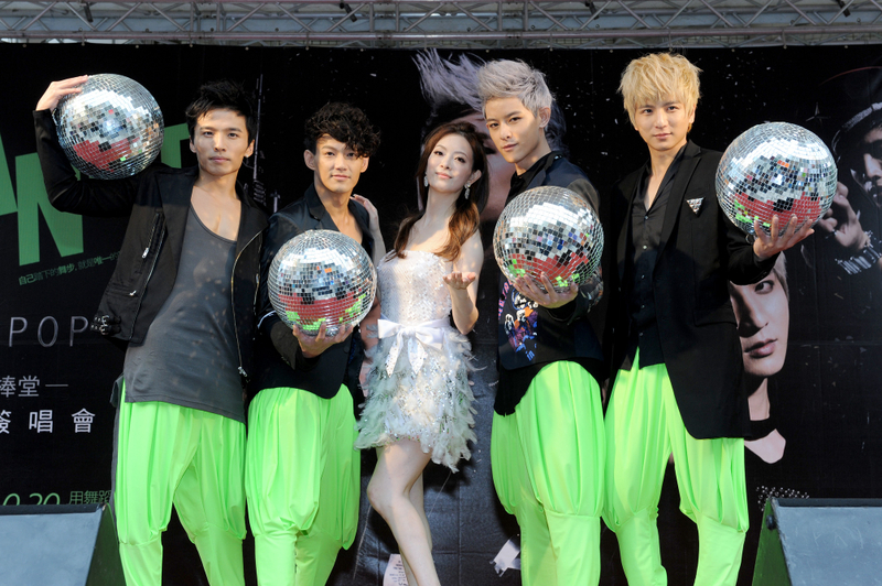 LOLLIPOP F首場簽唱 劉真助陣 | FLOLLIPOP F | 大紀元