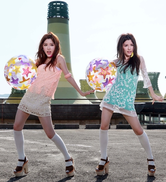 By2寫真集EP各自預購 PK支持粉絲量 | BY2 | 大紀元