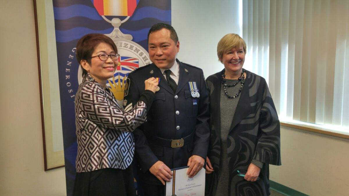 楊子亮警官獲頒卑詩好公民獎 | 優秀公民獎 | 屈潔冰 | 楊子亮Terry Yung | 大紀元