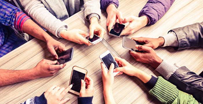 加国年轻人更迷手机 半数每日浏览超2小时 | 加拿大人 | 看手机 | 智能手机 | 大纪元