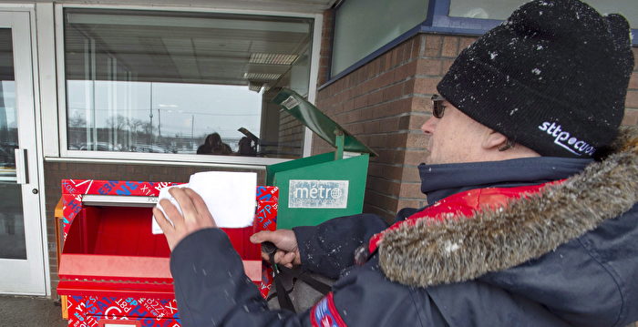 加拿大人打開信箱 保護郵遞員 | 大紀元