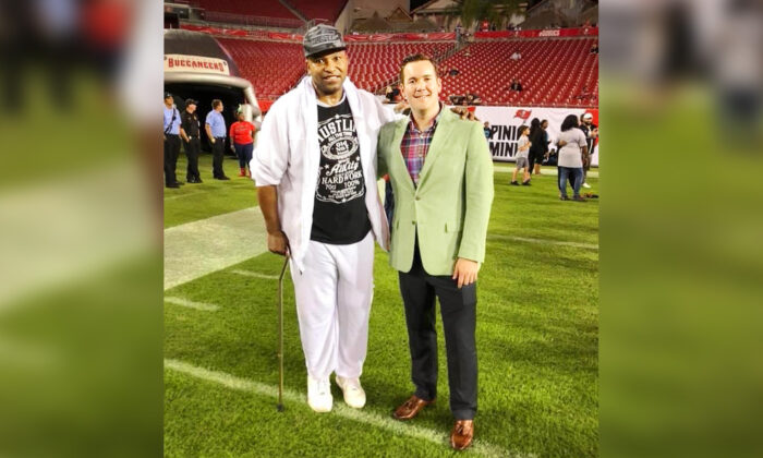 前NFL明星受傷後服藥成癮 大學生幫其獲新生｜大紀元時報 香港｜獨立敢言的良心媒體