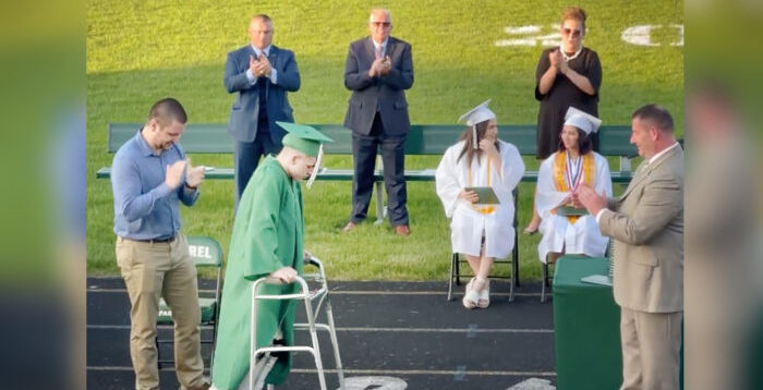 癱瘓高中生畢業典禮上走過舞台 領取畢業證 | 橄欖球 | 畢業證書 | 大紀元