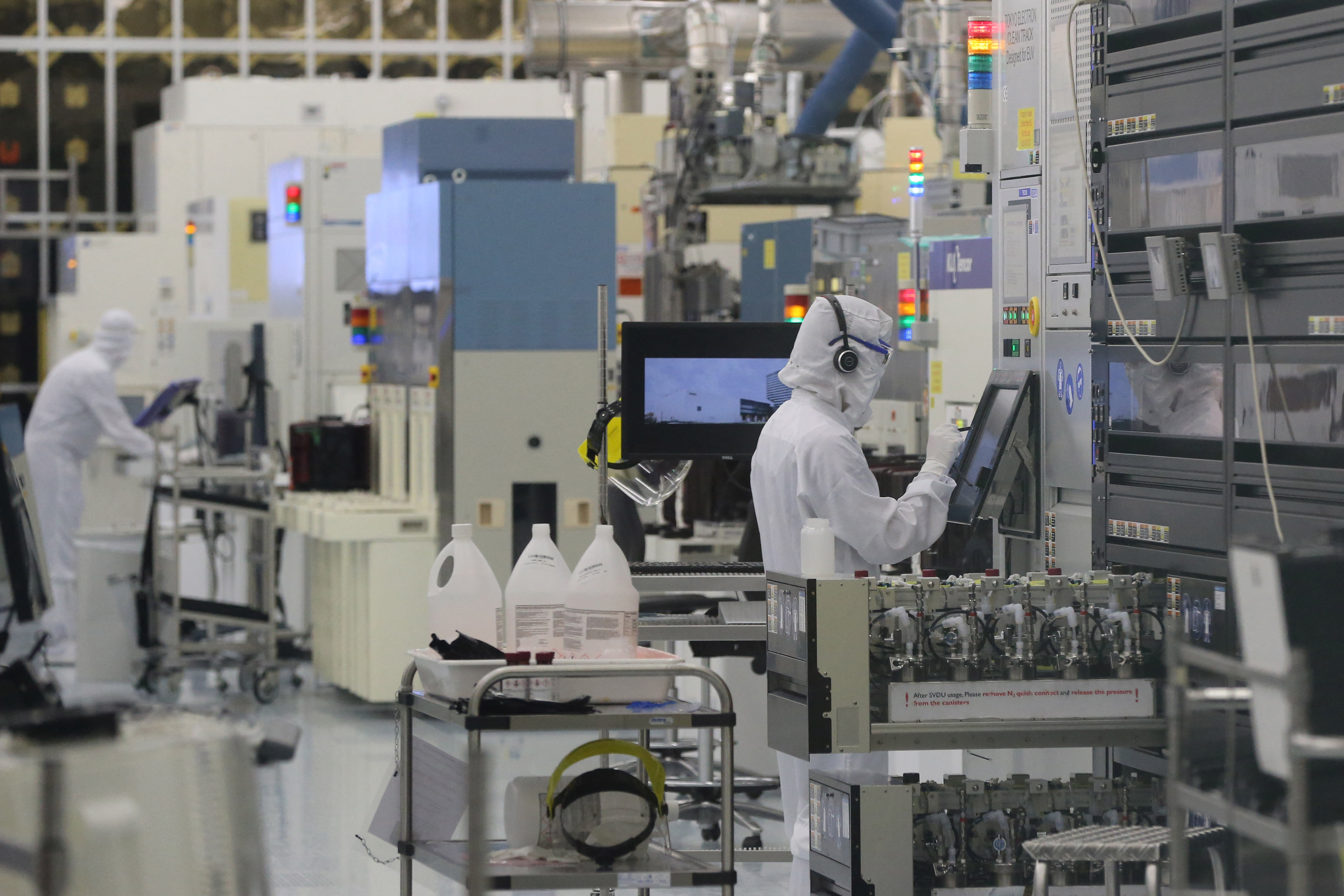 歐盟專員訪問比利時微電子研究中心（多圖）｜大紀元時報 香港｜獨立敢言的良心媒體