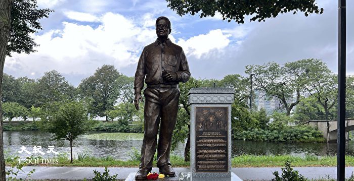 紀念獨立日煙火秀創始人 波士頓河畔建立新雕塑 | 穆加爾 | David G. Mugar | 大紀元