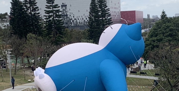 燈會寒風刺骨 員警暖暖包讓小手頓時溫暖 | 大紀元