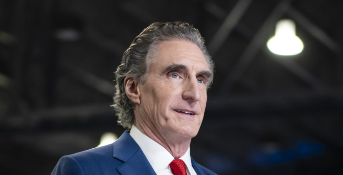 美內政部長：川普正消除對中國礦產依賴 | 伯古姆 | 關鍵礦產 | FAST-41 | 大紀元