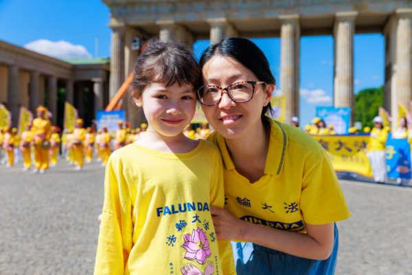 德國法輪功學員恭賀李洪志大師華誕 | 「世界法輪大法日」 | 李洪志大師生日 | 法輪大法好 | 大紀元